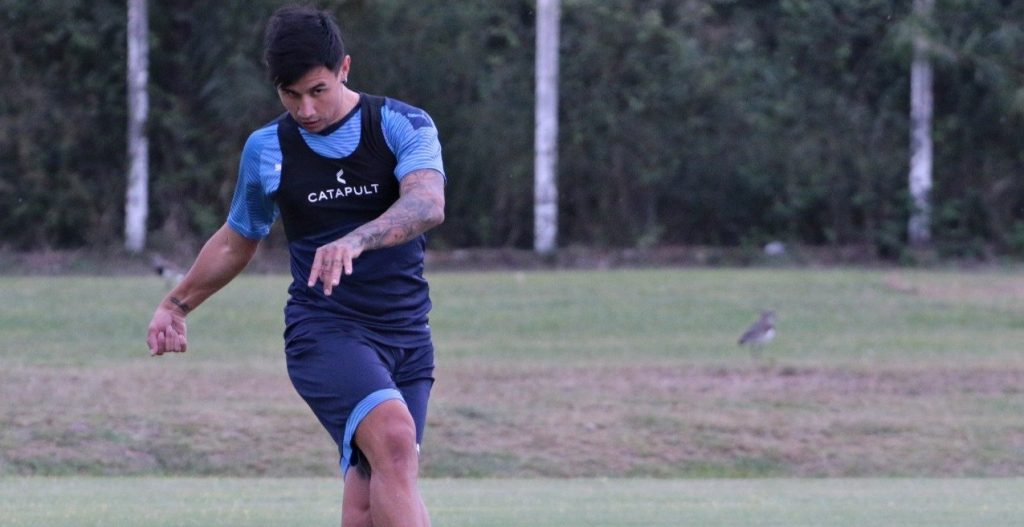 Versus / Adam Bareiro fue la novedad en la práctica de los albirrojos