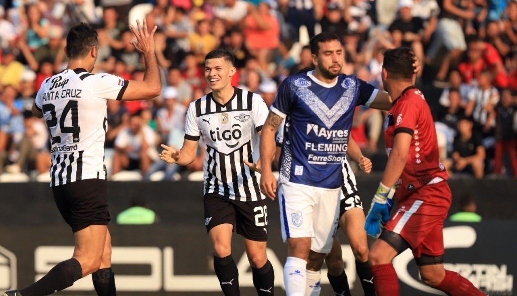Versus / Rodrigo Bogarín está para seguir su carrera en el fútbol mexicano