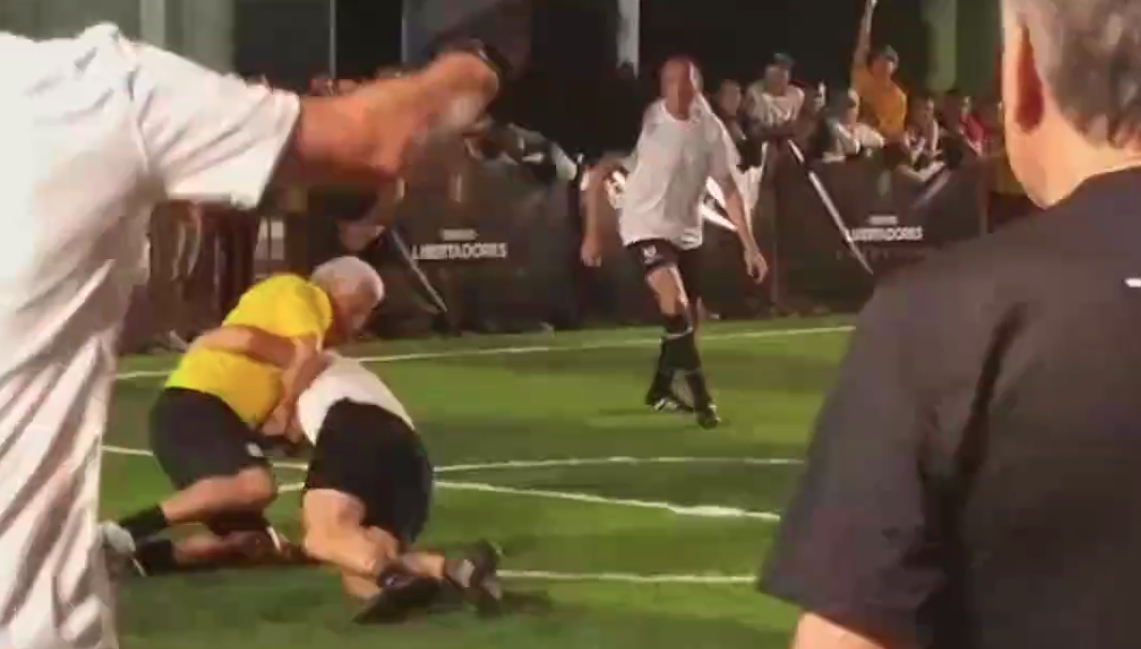 Versus / Un partido entre leyendas que tuvo muchos goles y casi terminó ...