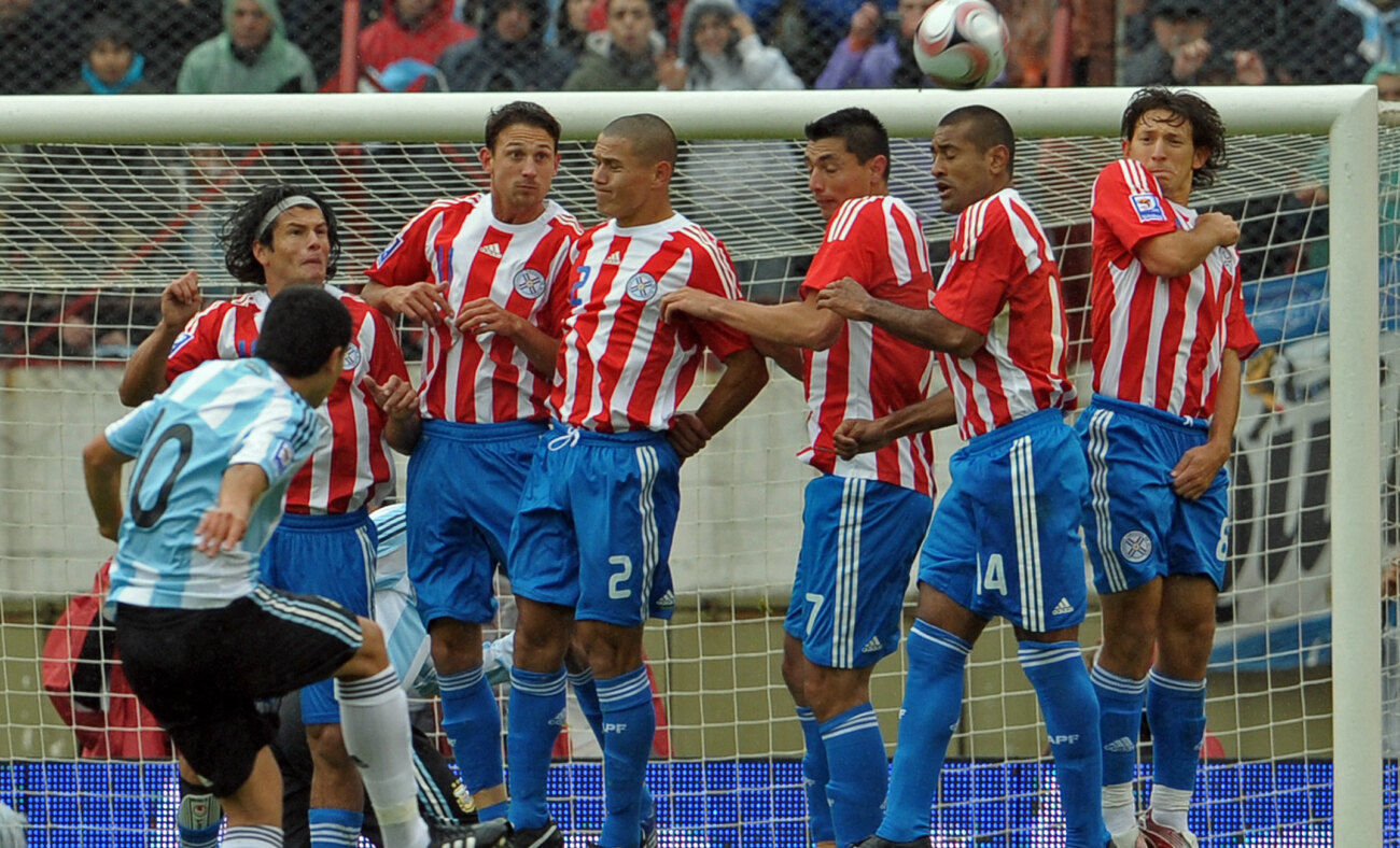 Versus / Guaraní oficializa la llegada del delantero uruguayo, Facundo ...