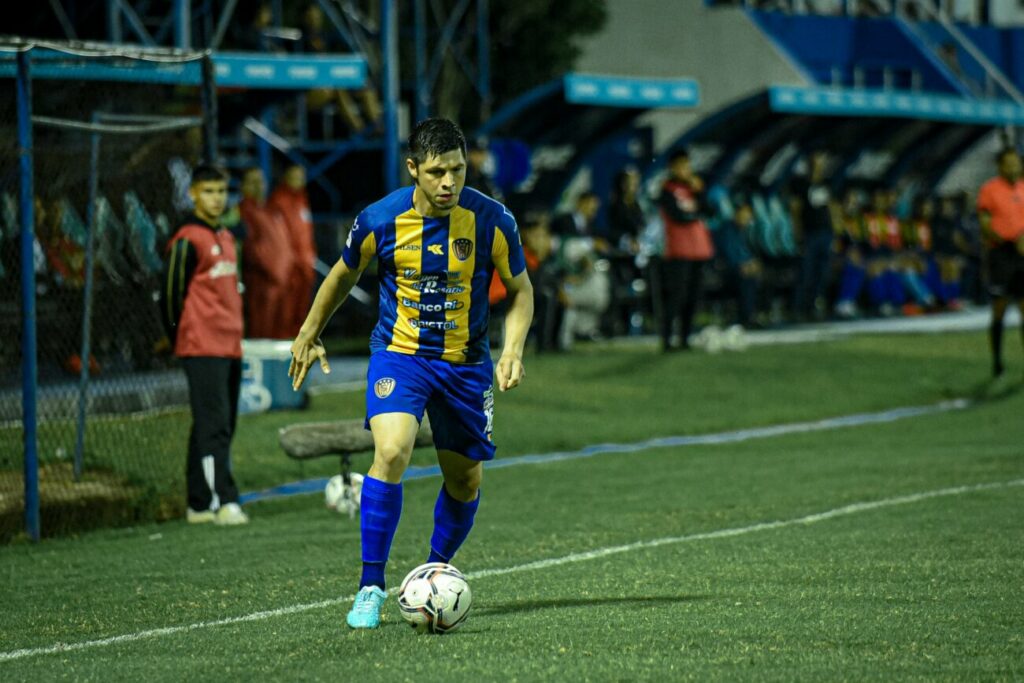 Versus / Rodrigo Rojas le "pegó" a los inadaptados de la barra de Luqueño