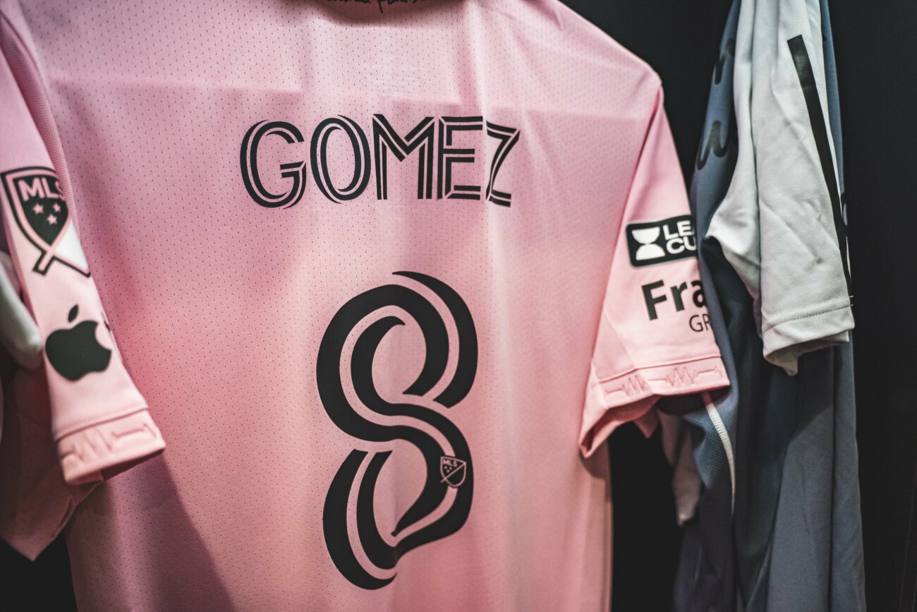 Versus / Diego Gómez y un emotivo mensaje luego de debutar y compartir con Lionel Messi en el ...