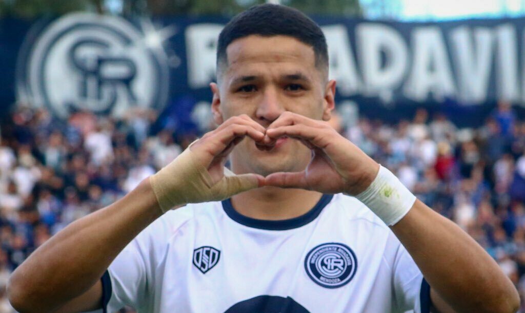 Versus / Alex Arce volvió a vestirse de héroe dándole el triunfo a ...