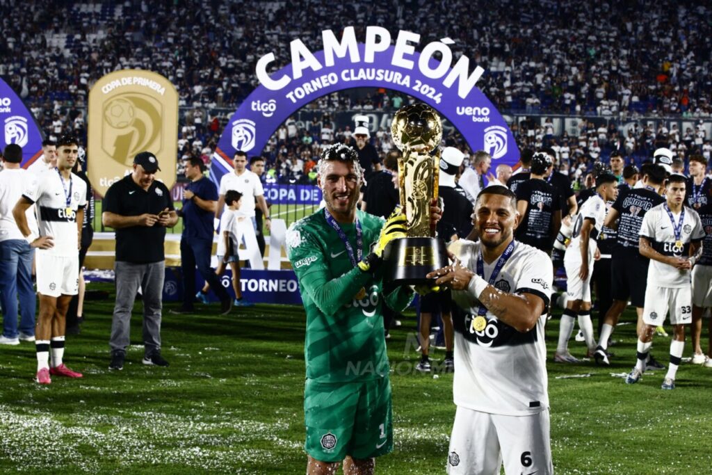 Versus / La tremenda postal de Richard Ortiz con sus copas ganadas en ...