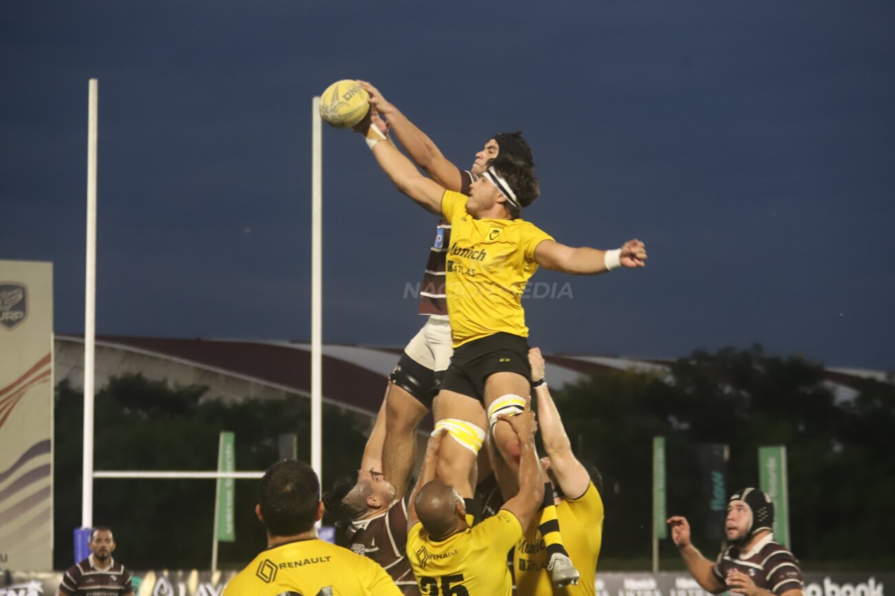Versus / Canelo vence a Scull y unifica los títulos de los supermedianos