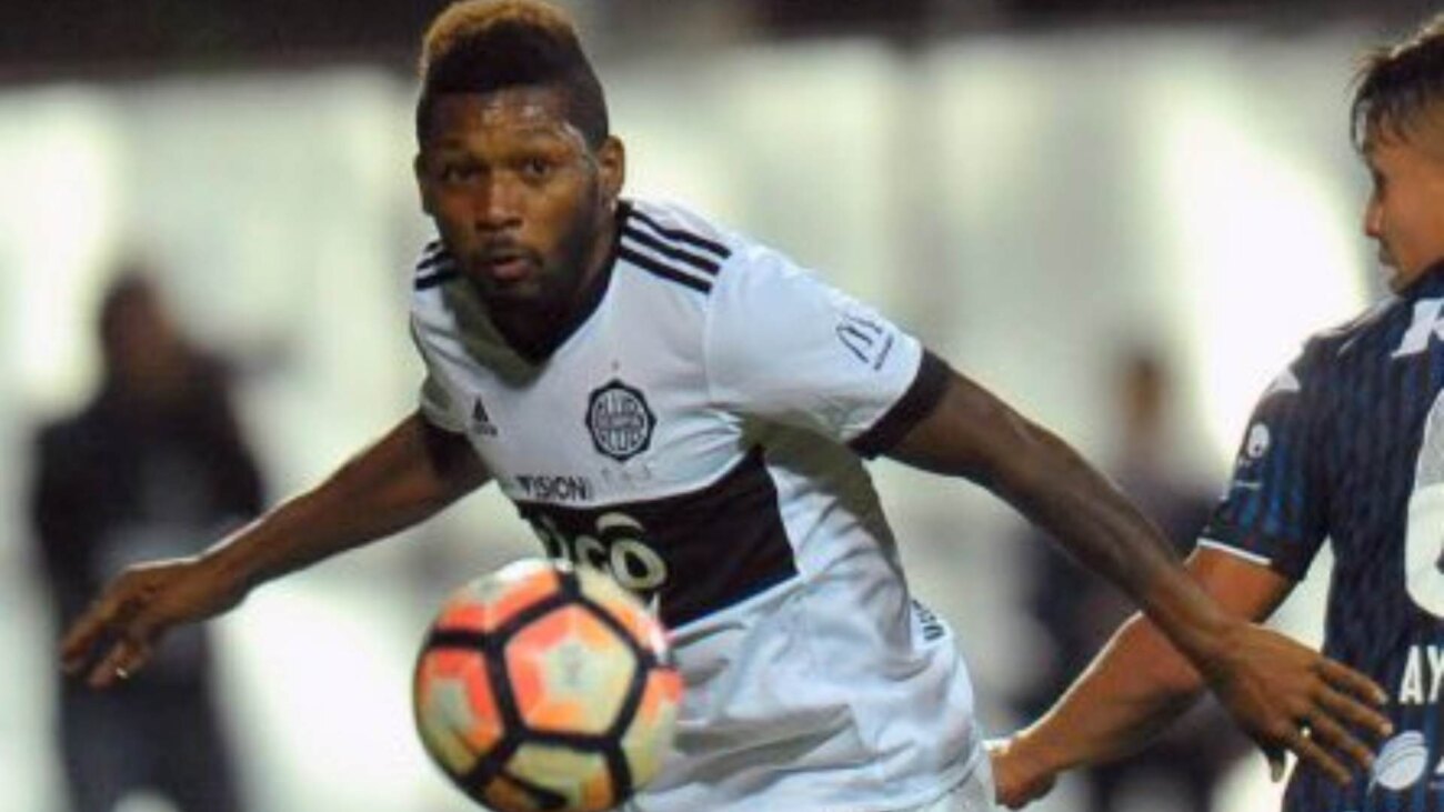 Versus / Apuestas y fútbol, el narco acecha al deporte más popular de Ecuador